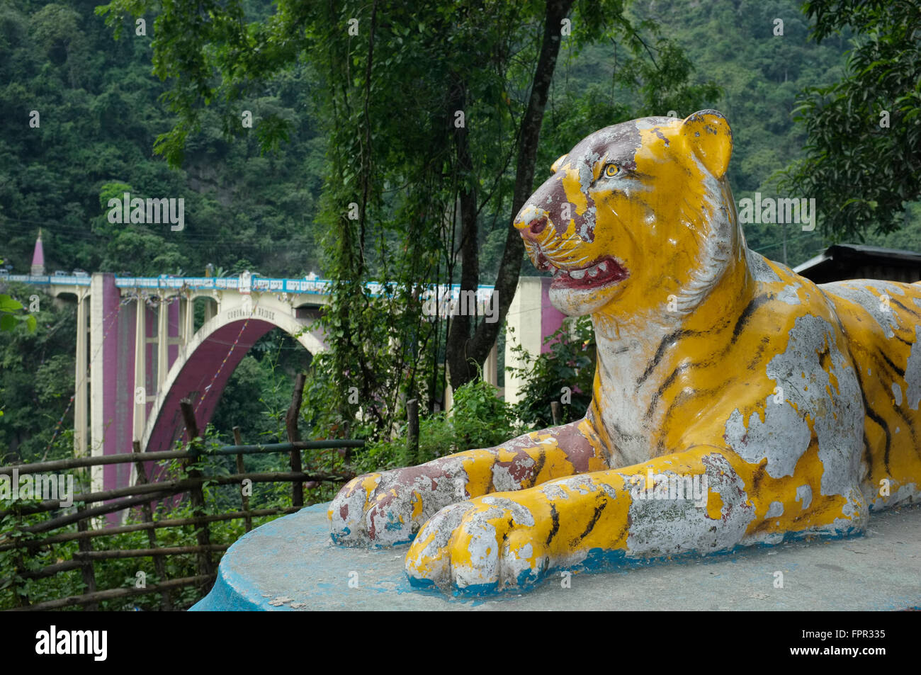 Statue of a tiger at the Coronation (Tiger) Bridge, Sevoke, Darjeeling, West Bengal, India Stock ...