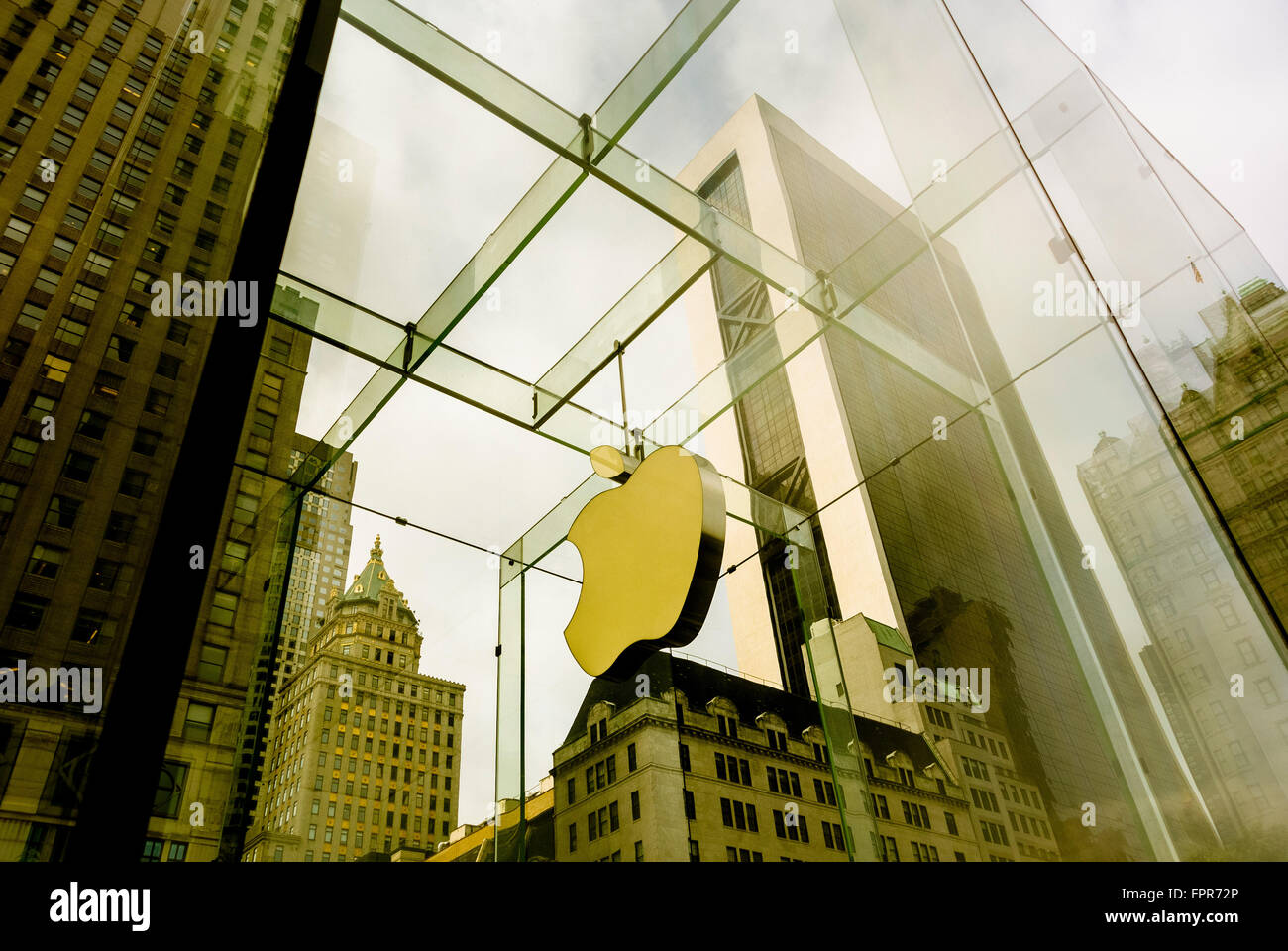 Fifth avenue apple store logo hi-res stock photography and images - Alamy