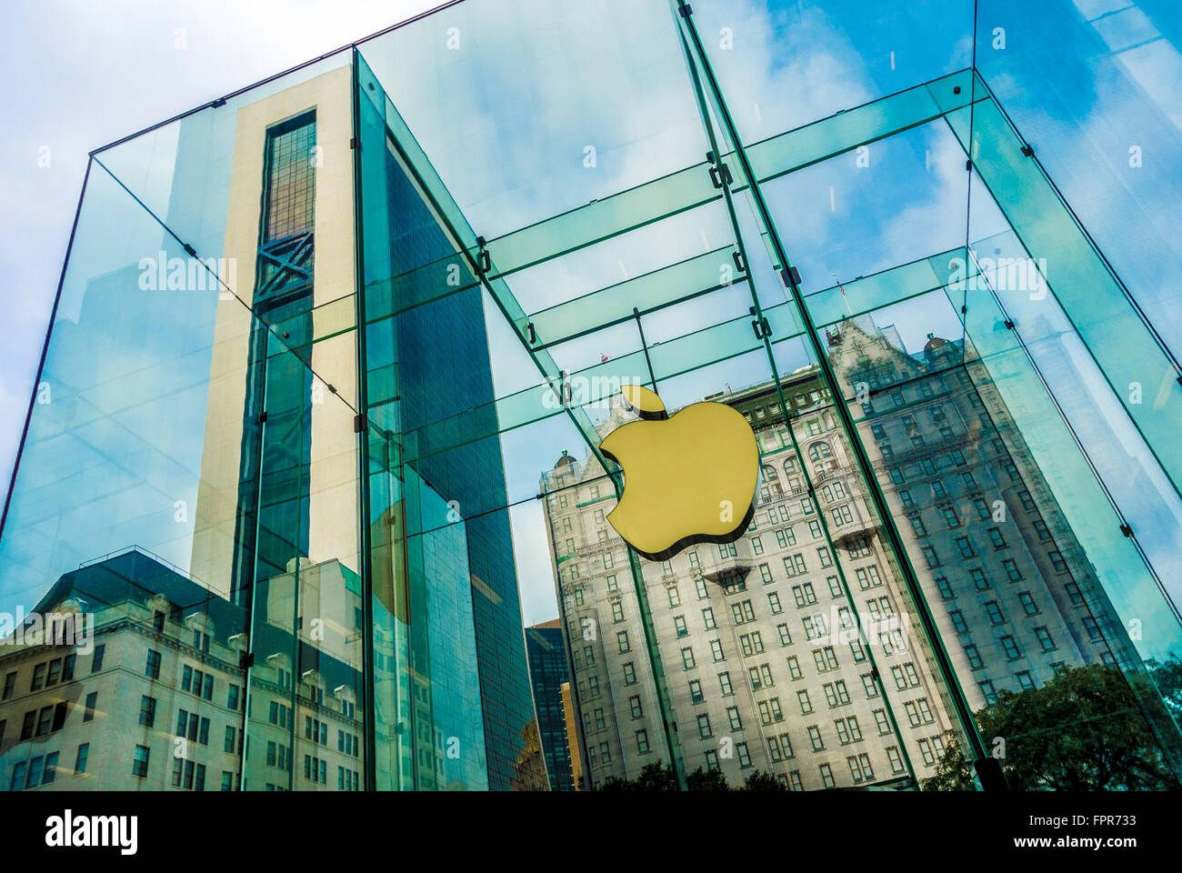 Fifth avenue apple store logo hi-res stock photography and images - Alamy
