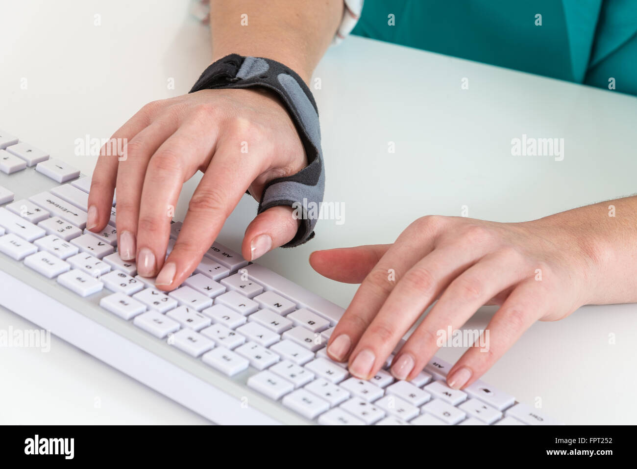 Hand splint hi-res stock photography and images - Alamy