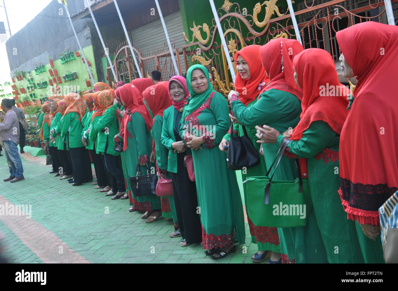 Women wearing hijab stand in a row Stock Photo - Alamy