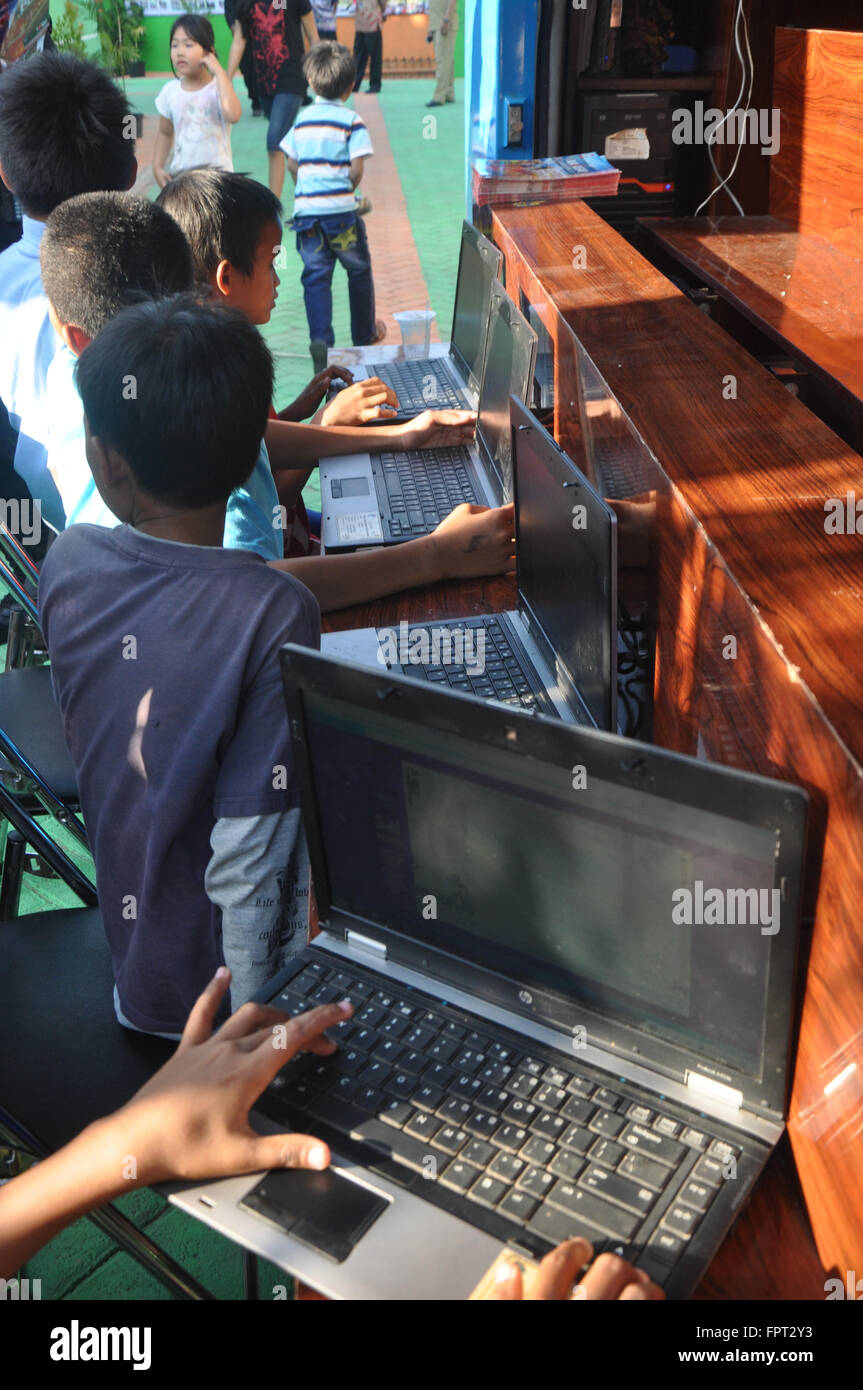 Computer and kids hi-res stock photography and images - Alamy