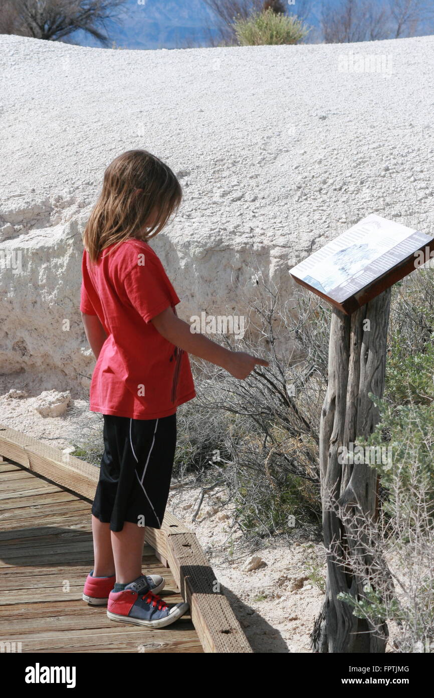 Child pointing hi-res stock photography and images - Alamy