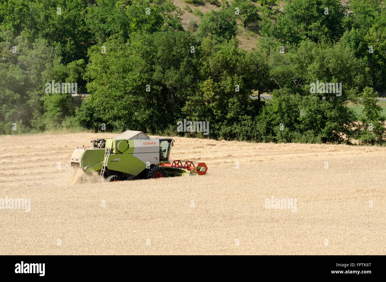 Combine harvesting wheat france hi-res stock photography and images - Alamy