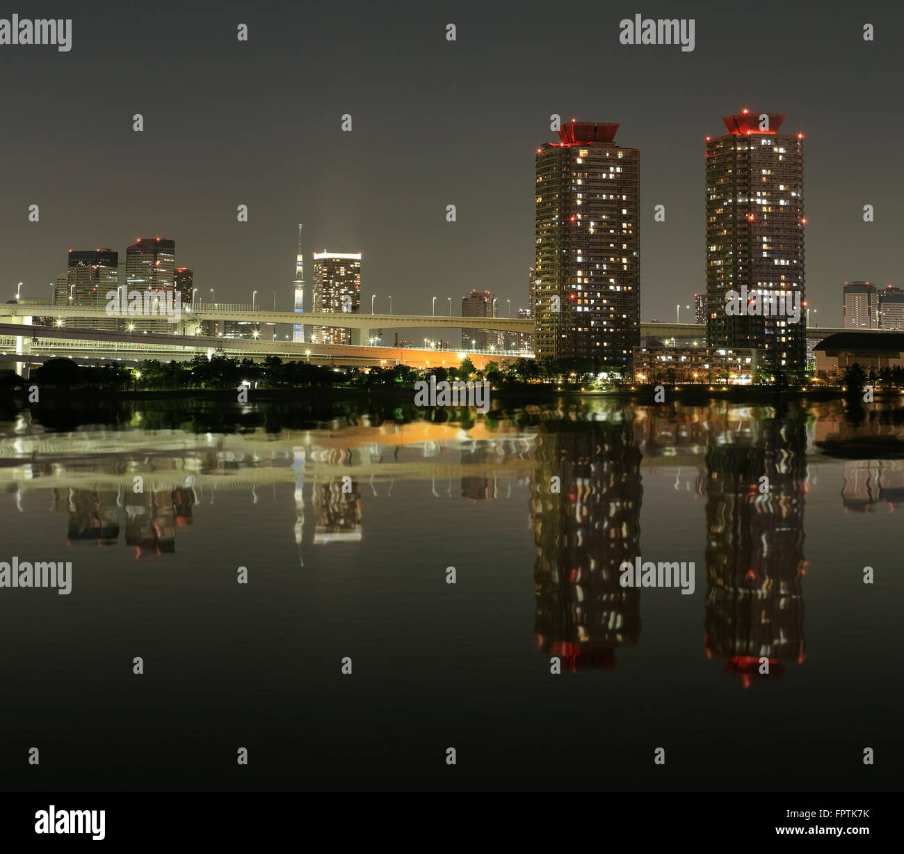 Odaiba, Tokyo cityscape with water reflection at night, Japan Stock ...