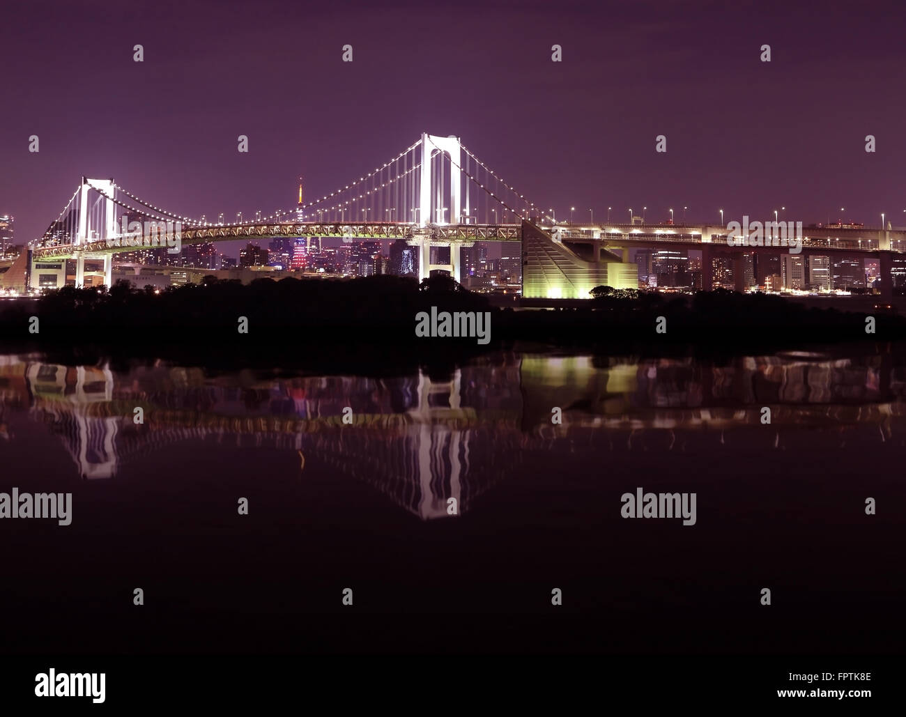 Tokyo Rainbow Bridge with water reflection at Night, Odaiba, Japan ...