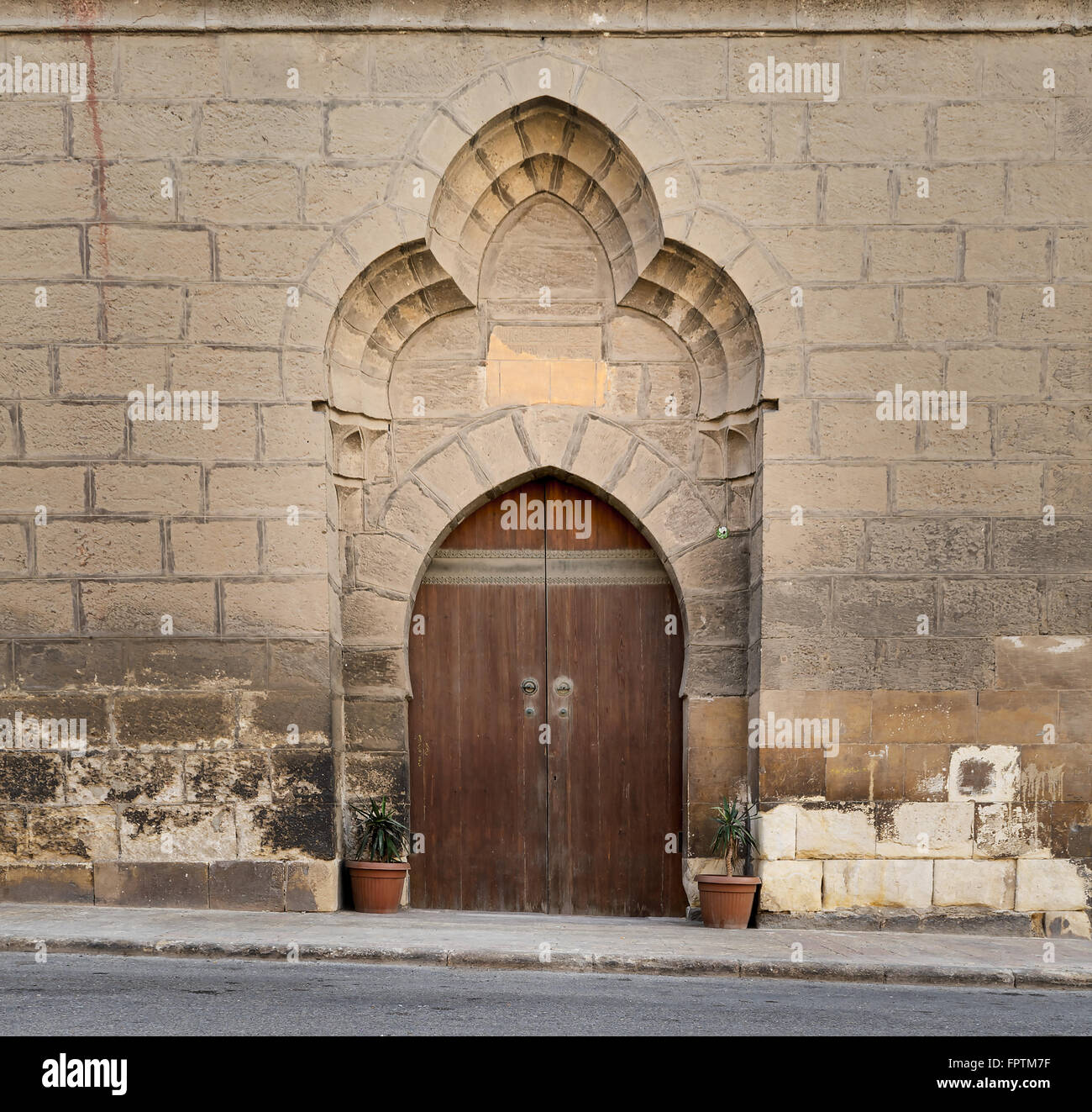 Arch arched wooden door hi-res stock photography and images - Alamy