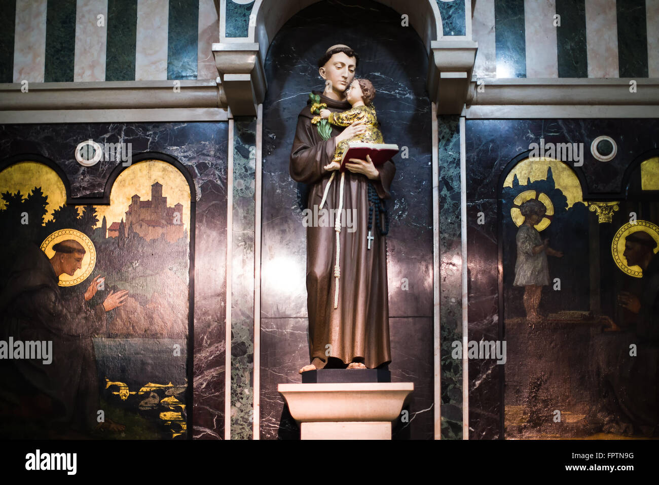 Statue saint holding baby jesus hi-res stock photography and images - Alamy