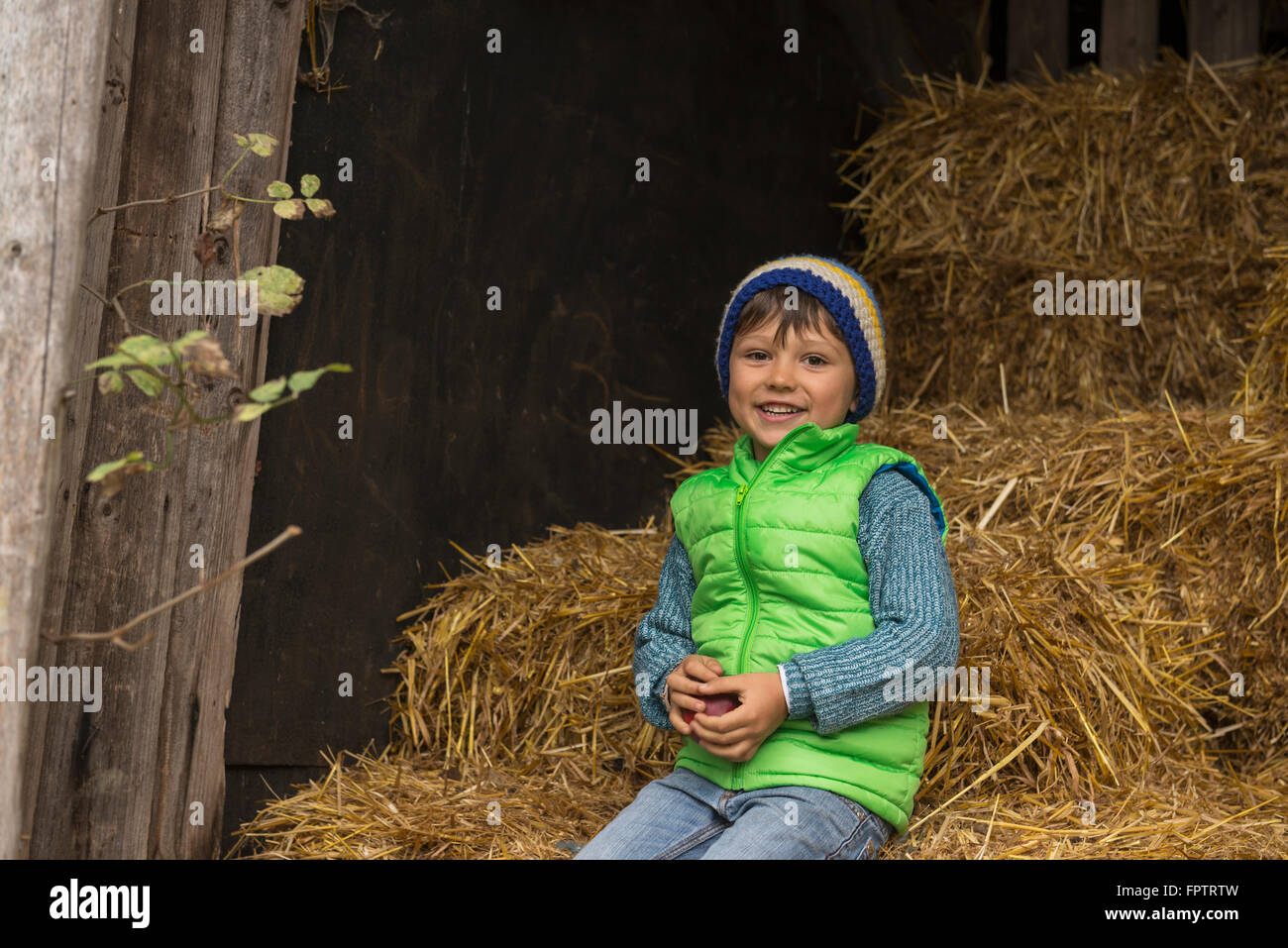 Children playing in straw hi-res stock photography and images - Alamy