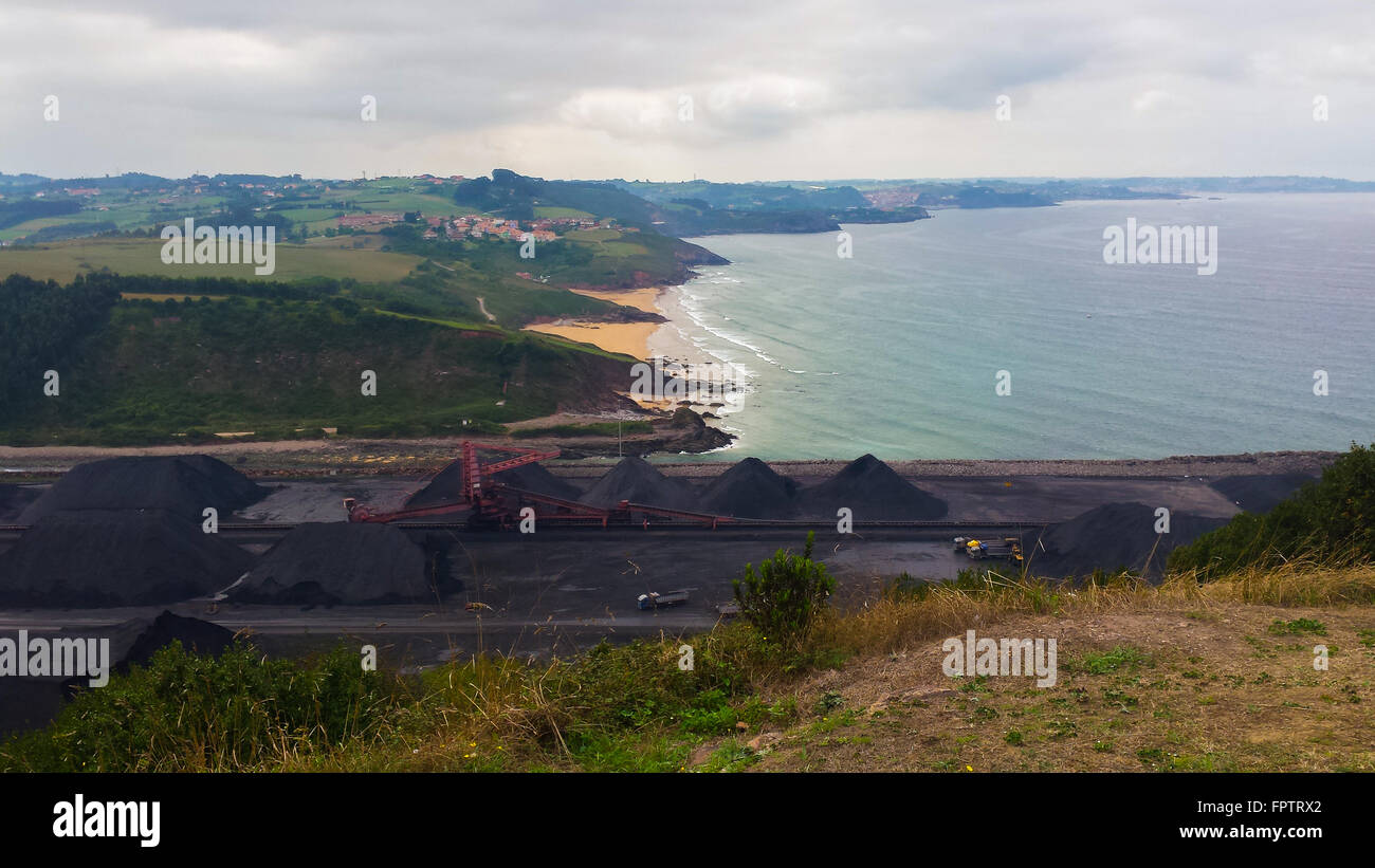Coal storage area by the sea Stock Photo - Alamy