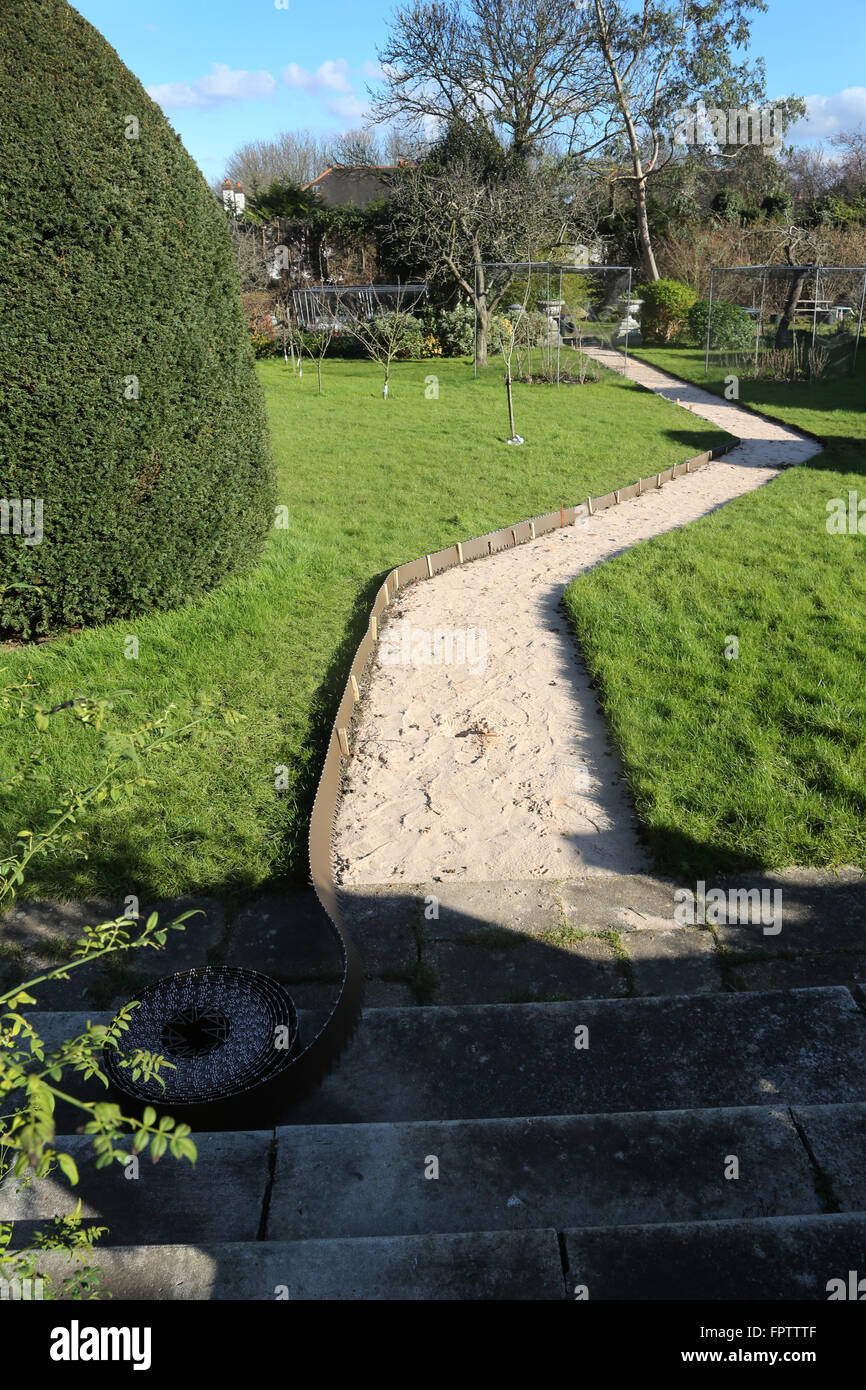 Garden path edging hi-res stock photography and images - Alamy