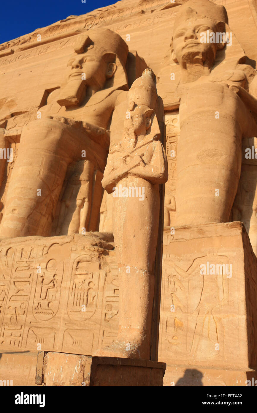 Colossal statues of king ramses ii hi-res stock photography and images ...