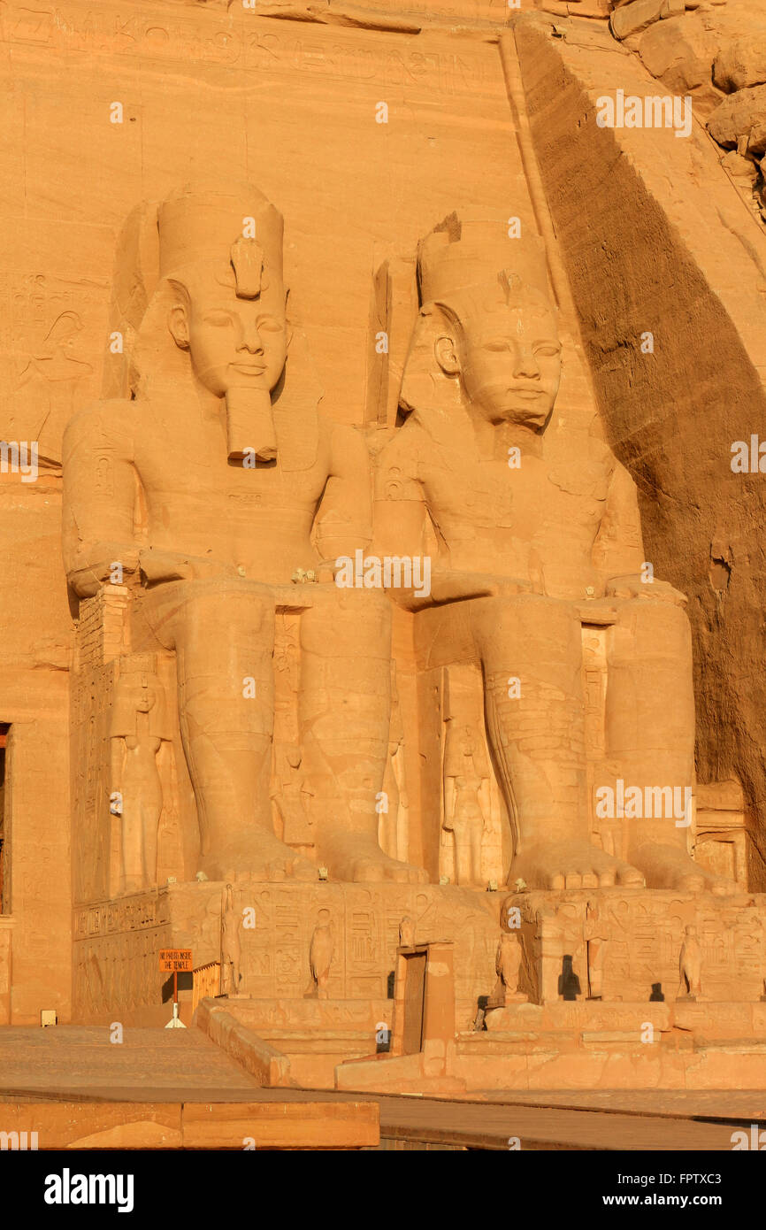 Colossal statues of king ramses ii hi-res stock photography and images ...