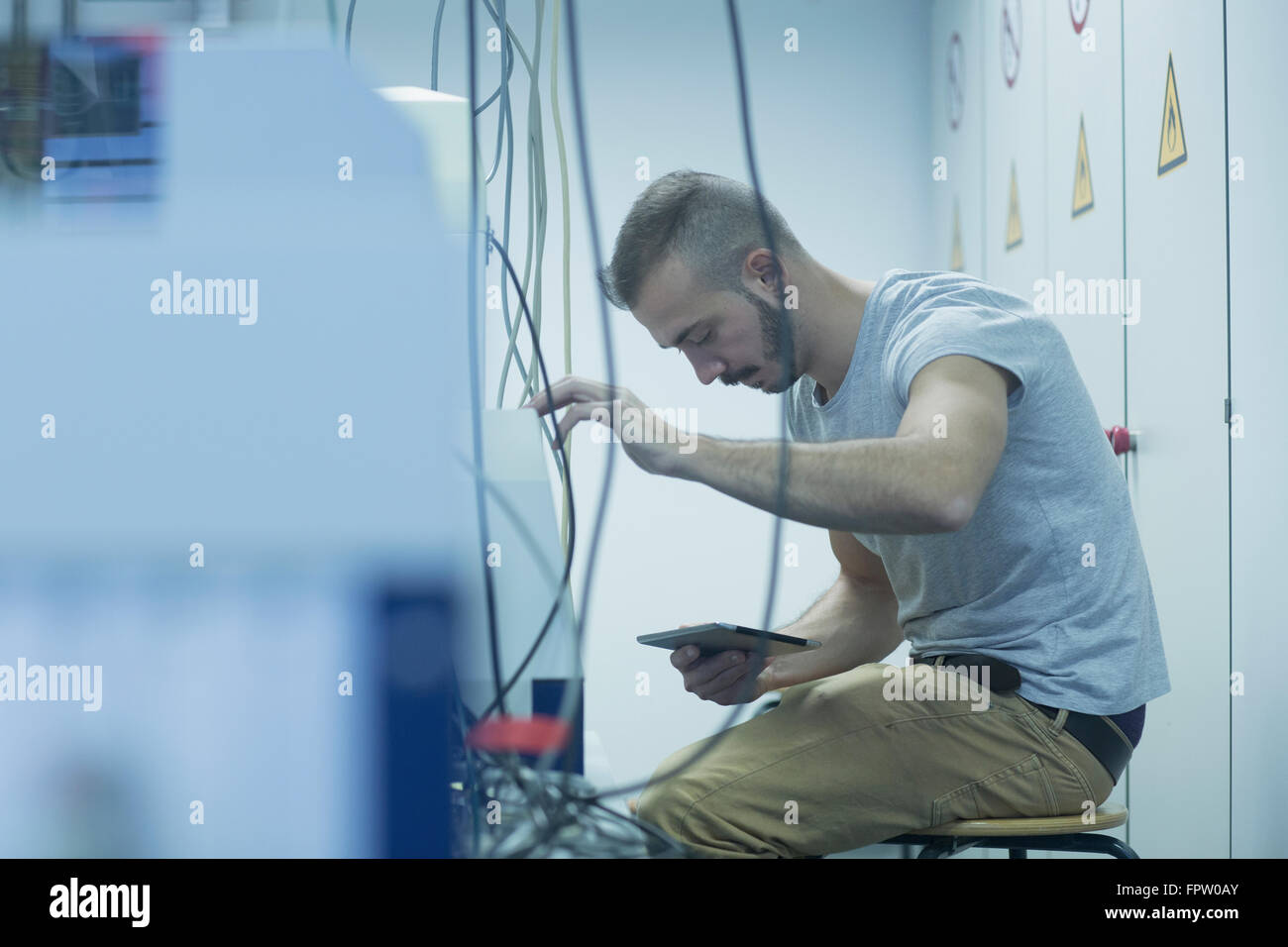 Engineer using ipad hi-res stock photography and images - Alamy