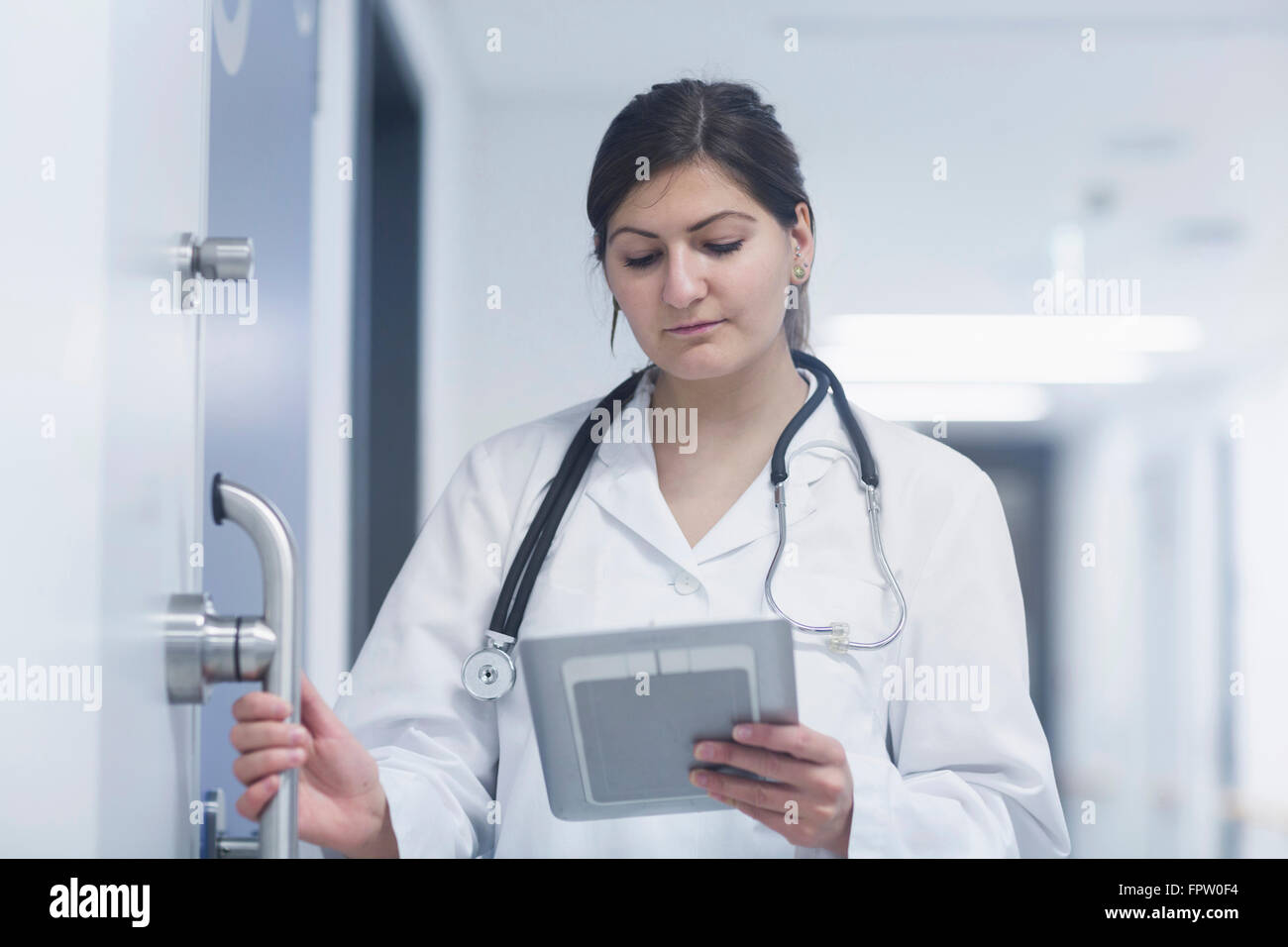 Person using ipad hospital hi-res stock photography and images - Alamy