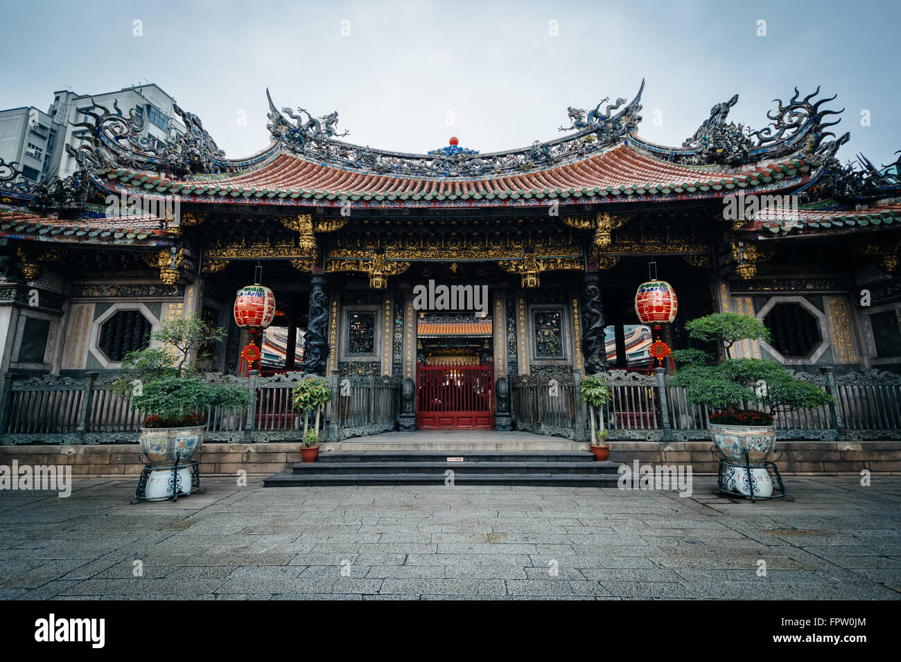 Exterior of the Longshan Temple, in Taipei, Taiwan Stock Photo - Alamy