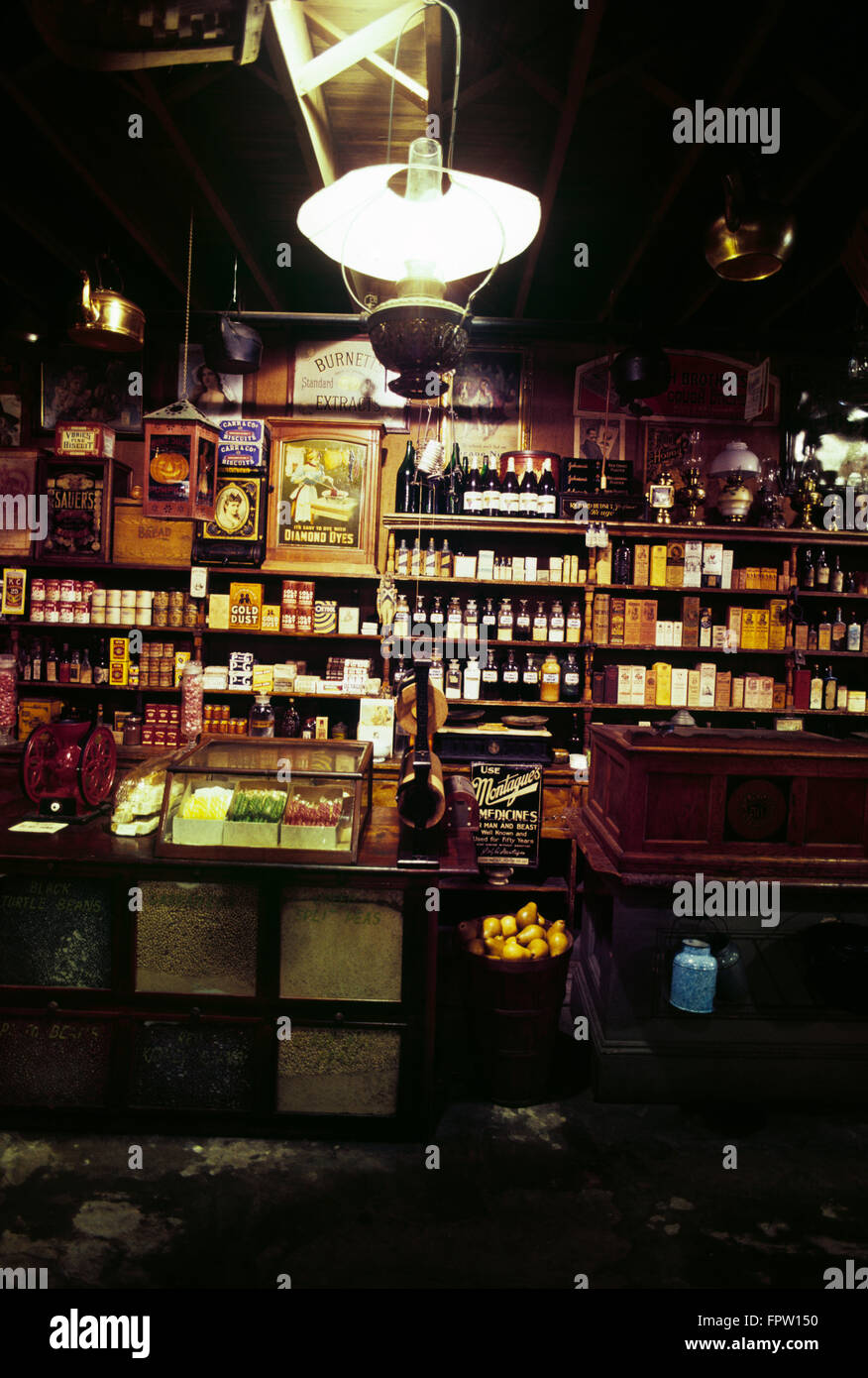 Vintage general store interior hi-res stock photography and images - Alamy