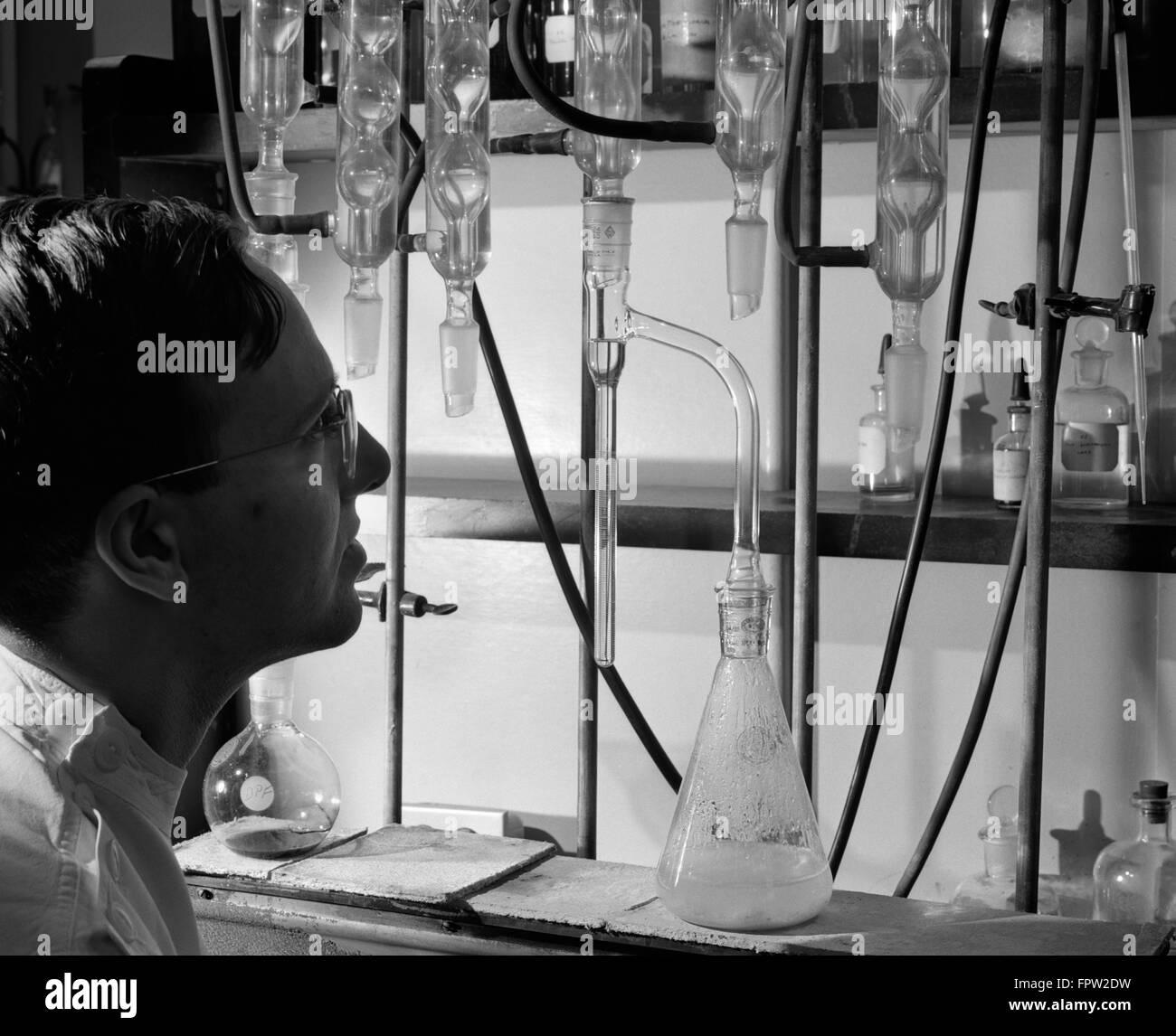 Medical lab 1940s hi-res stock photography and images - Alamy