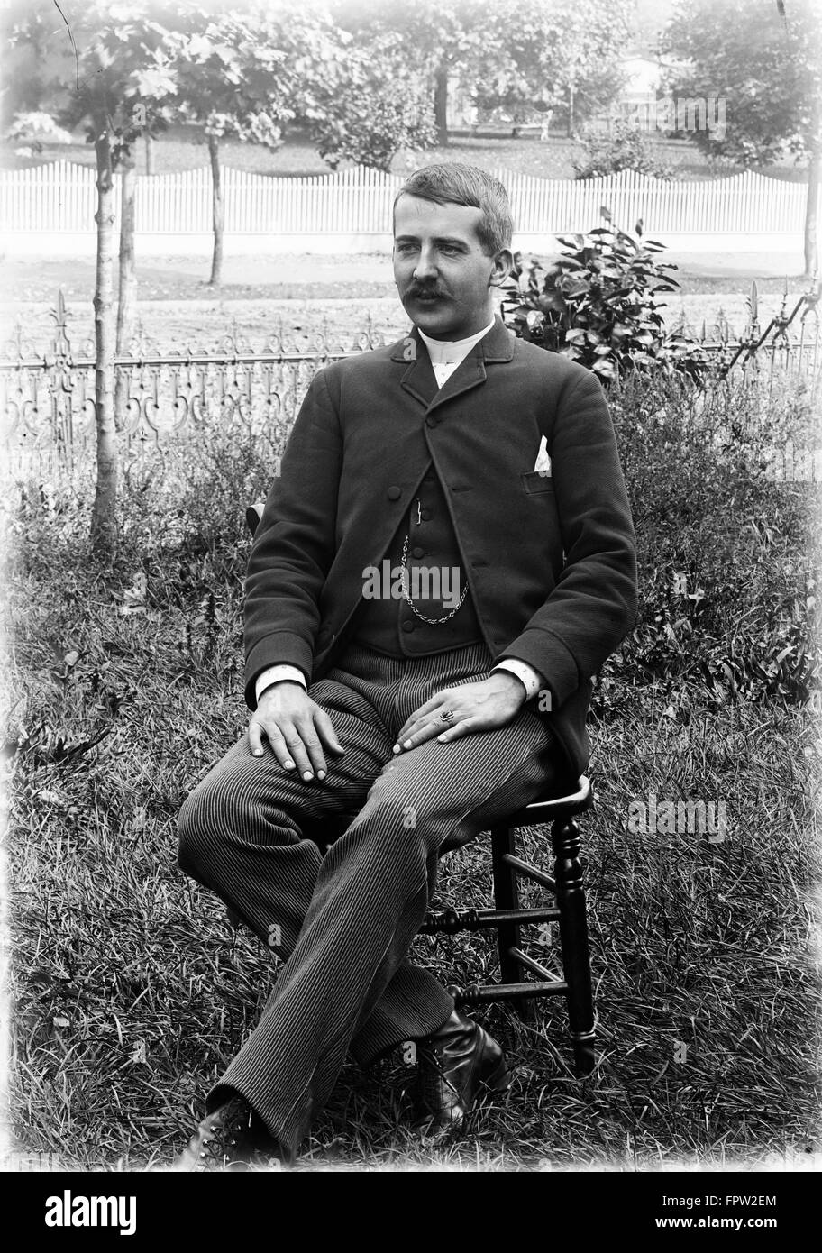 1890s 1900s PORTRAIT MAN WEARING THREE PIECE SUIT SITTING IN CHAIR IN ...