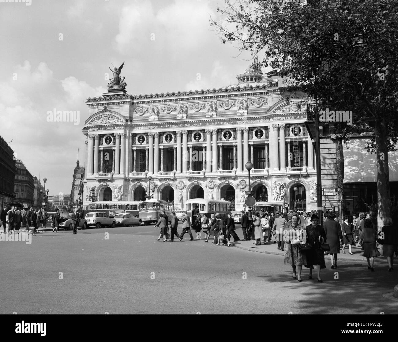 Place de lopéra paris Black and White Stock Photos & Images - Alamy