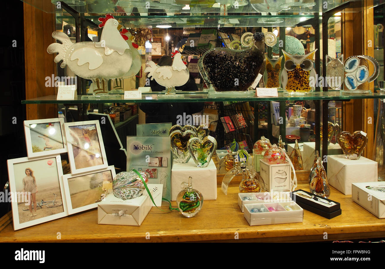 Vintage shop window displays hi-res stock photography and images - Alamy