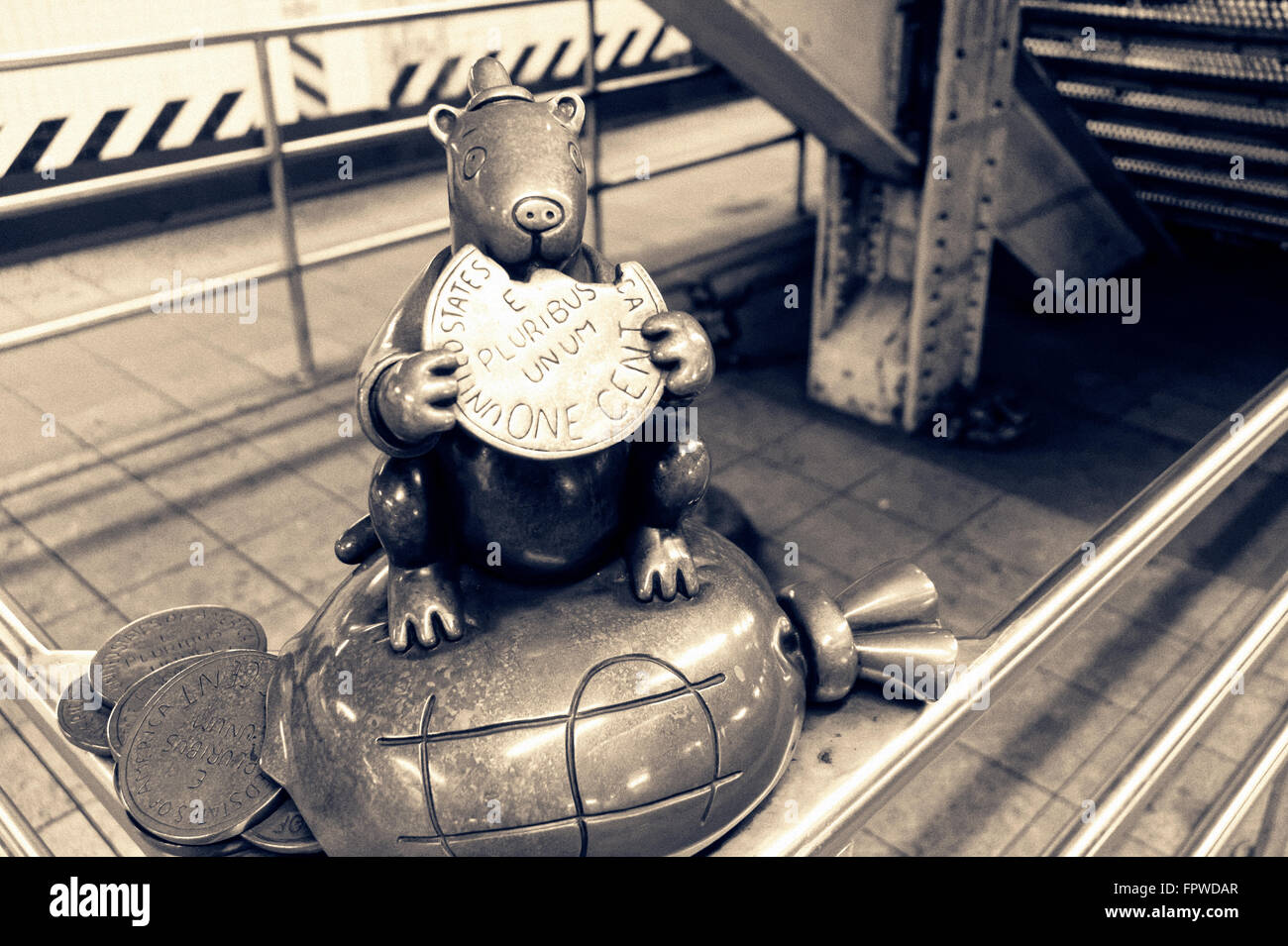 Bronze rat eating token sculpture Stock Photo - Alamy