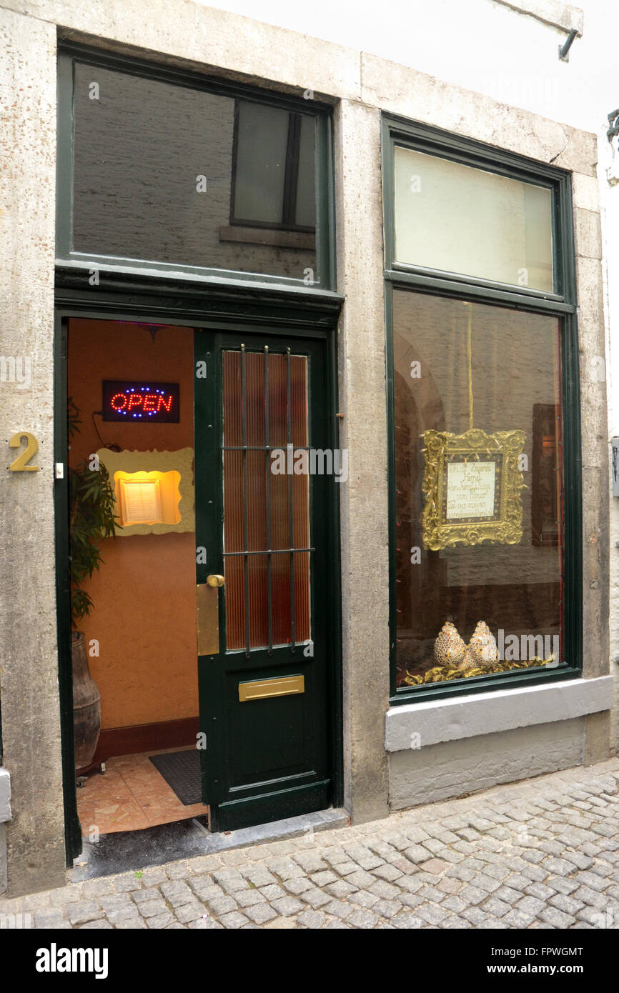 Open side door hi-res stock photography and images - Alamy