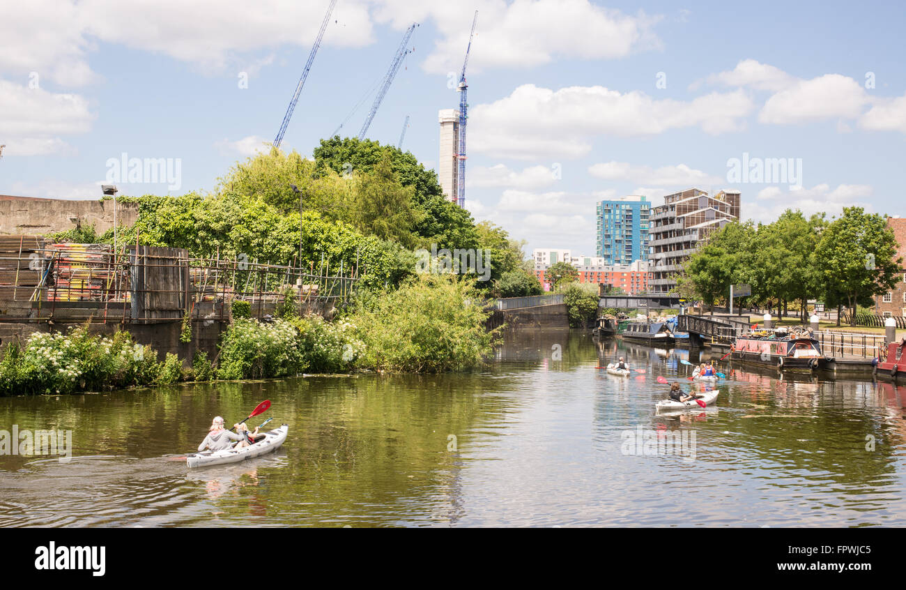 London canal family hi-res stock photography and images - Alamy
