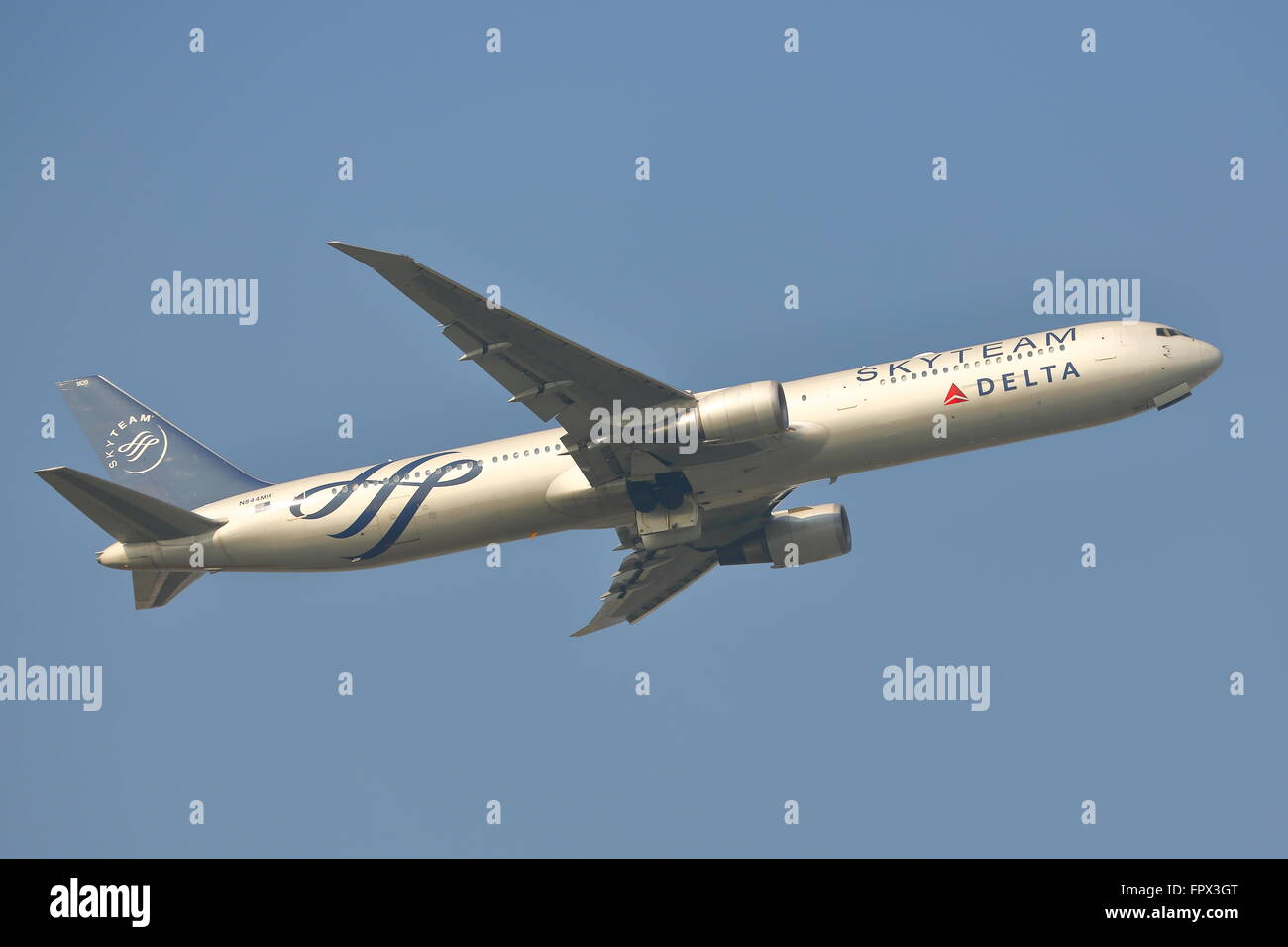 Skyteam Delta Air Lines Boeing 767-400ER N844MH departing from London ...