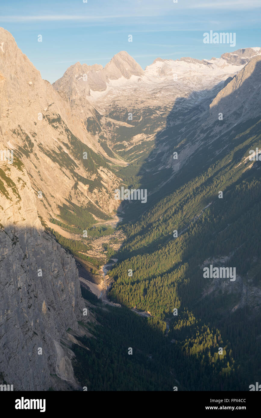 The morning sun illuminates the Reintal valley in the Wetterstein ...