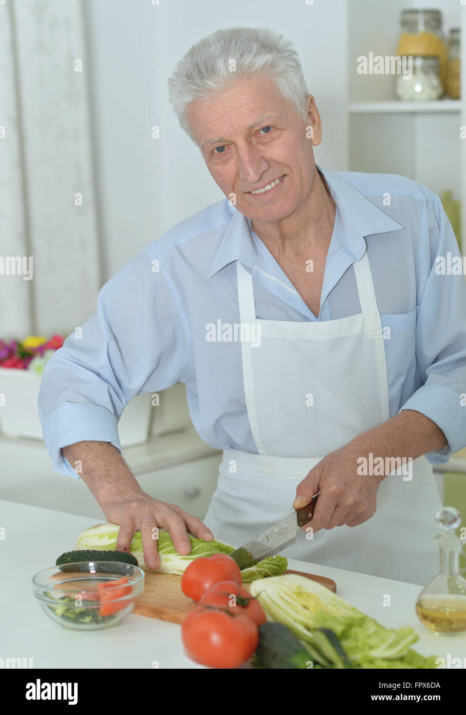 senior man in the kitchen Stock Photo - Alamy