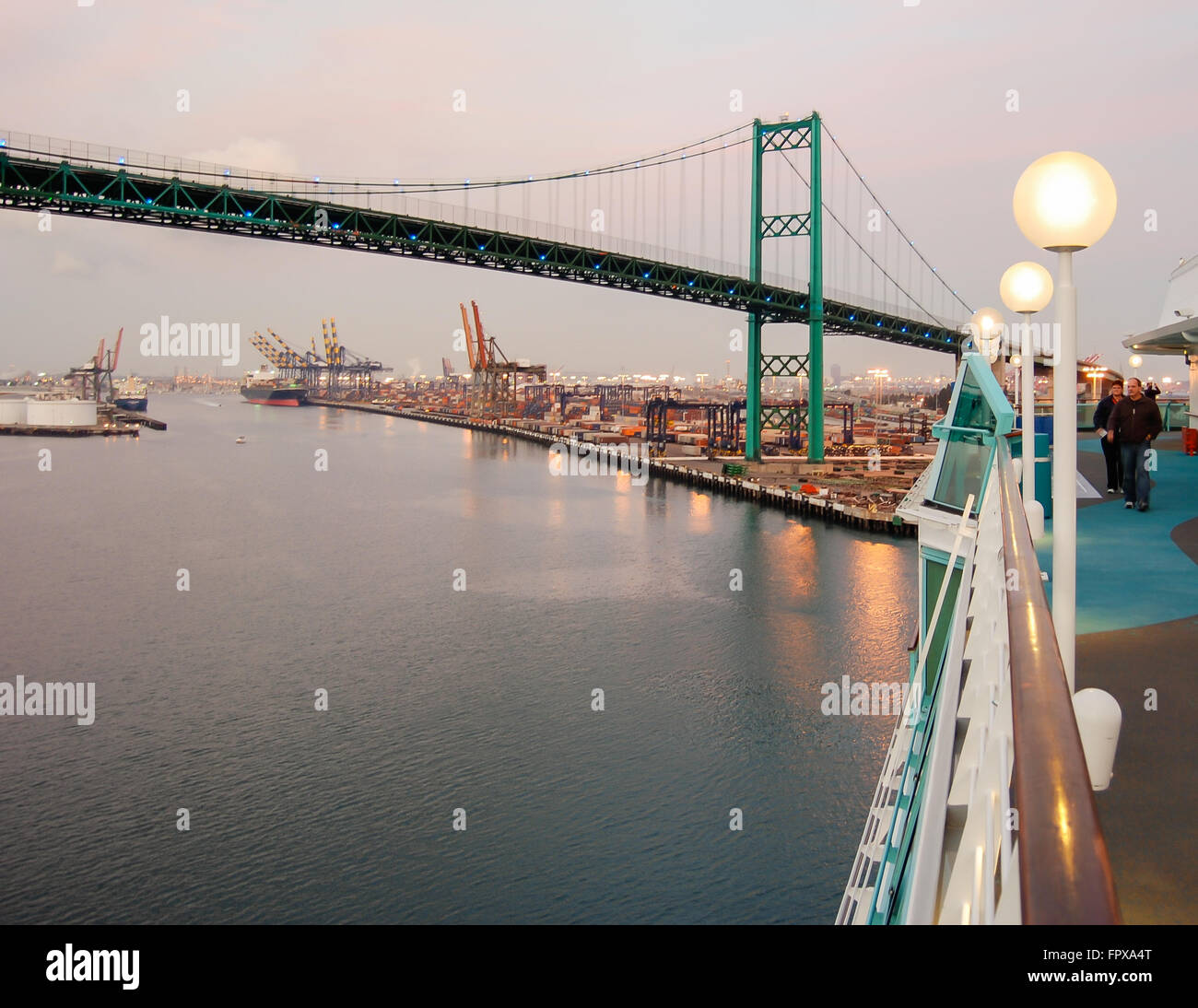 Loading and off loading ships hi-res stock photography and images - Alamy