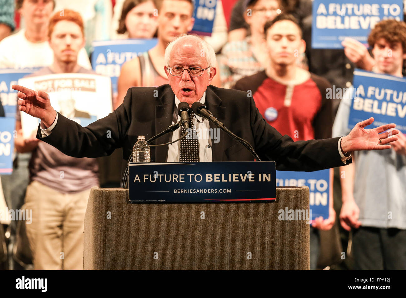 Senator BERNIE SANDERS campaigns for President of the Untied States at ...