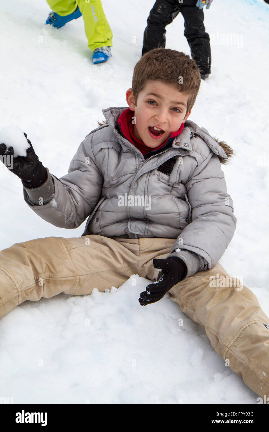Snowball fight children hi-res stock photography and images - Alamy