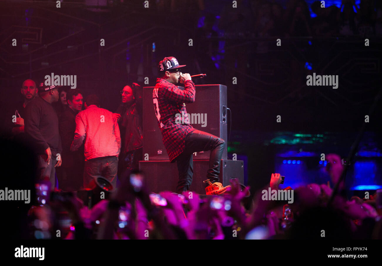 Singer performing nightclub hi-res stock photography and images - Alamy