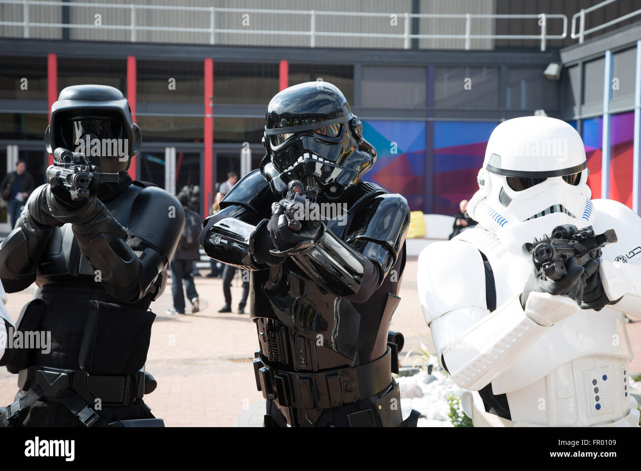 People dressed as various stormtroopers from Star Wars at Comic Con ...