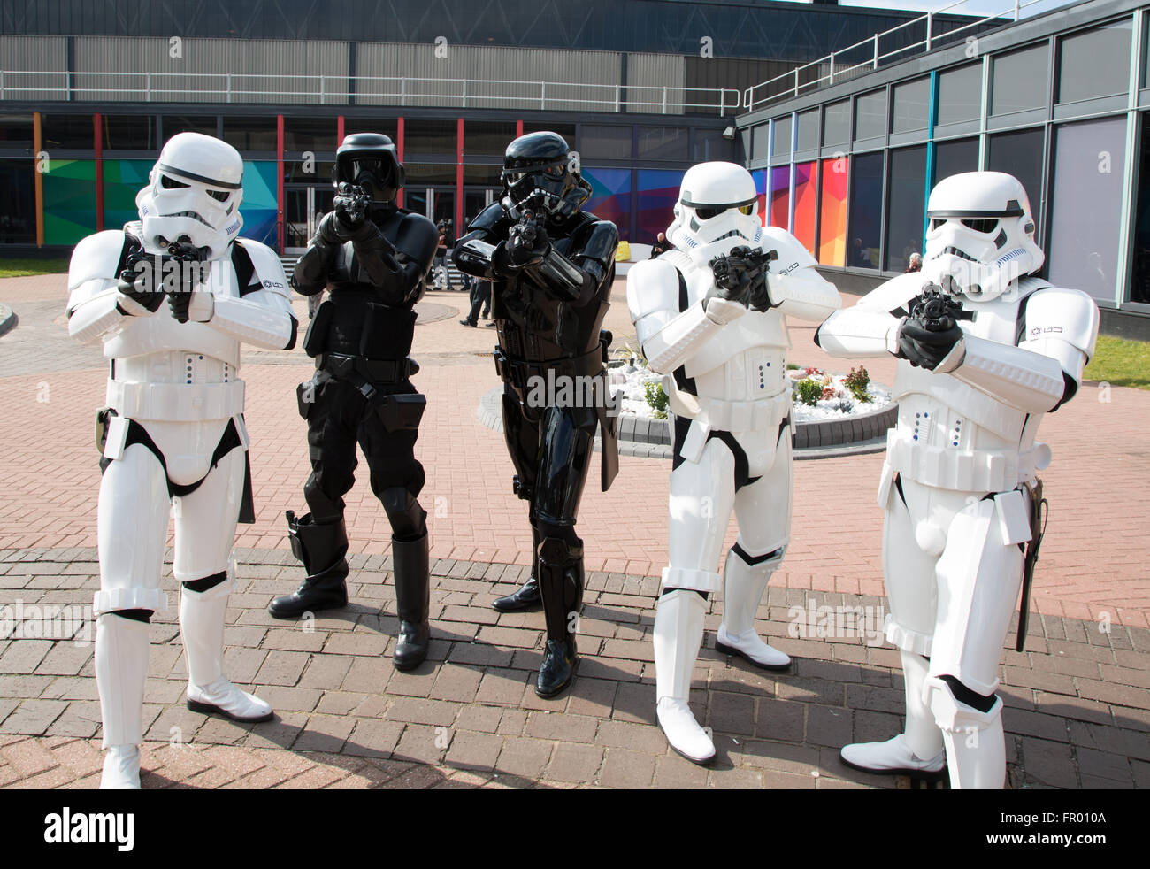 People dressed as various stormtroopers from Star Wars at Comic Con ...