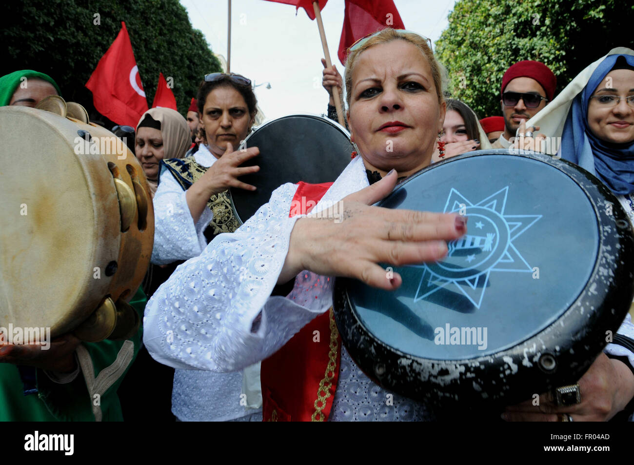 (160320) -- TUNIS, March 20, 2016 (Xinhua) -- A tunisian woman plays ...
