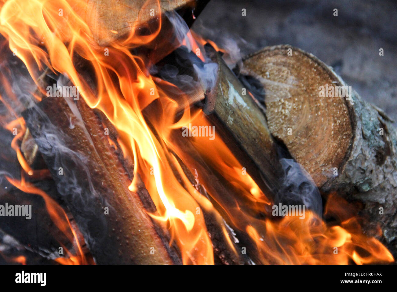 Flames and logs in a burning campfire Stock Photo - Alamy