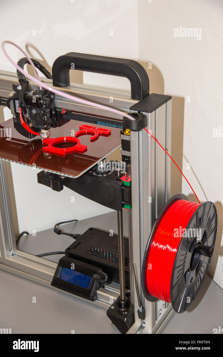 3d printer at school with model Stock Photo - Alamy