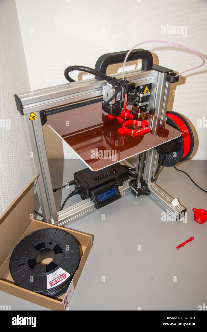 3d printer at school with model Stock Photo - Alamy