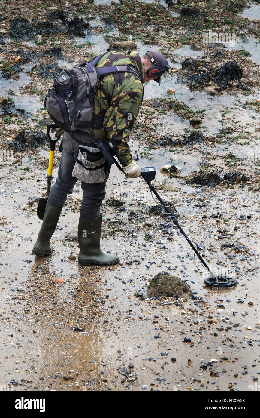 Man metal detecting hi-res stock photography and images - Alamy
