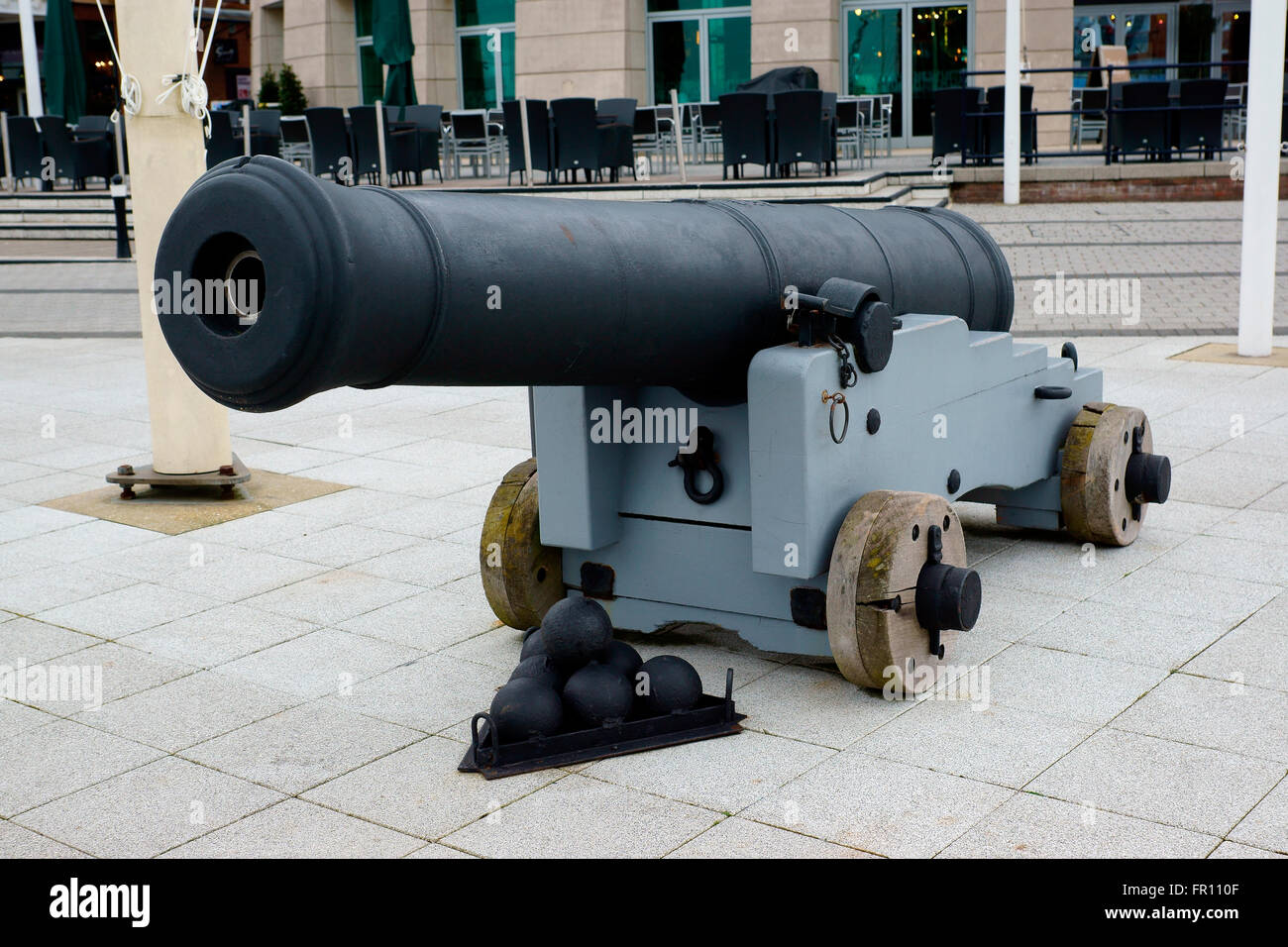 NOON DAY GUN. ONE OF THE OLDEST GUNS IN THE WORLD. RANGE 1,421 YARDS ...