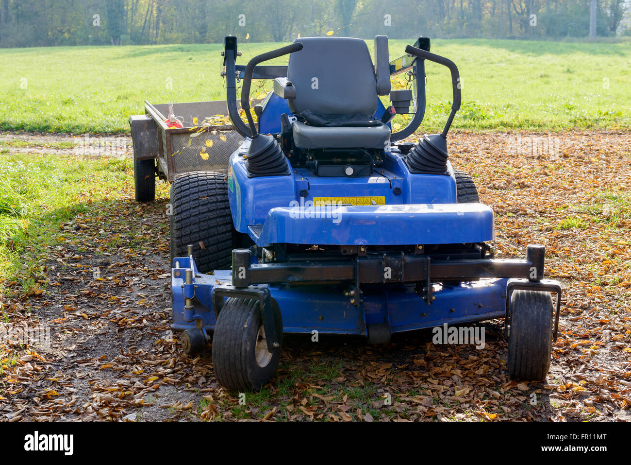 Cutting lawn riding mower hi-res stock photography and images - Alamy