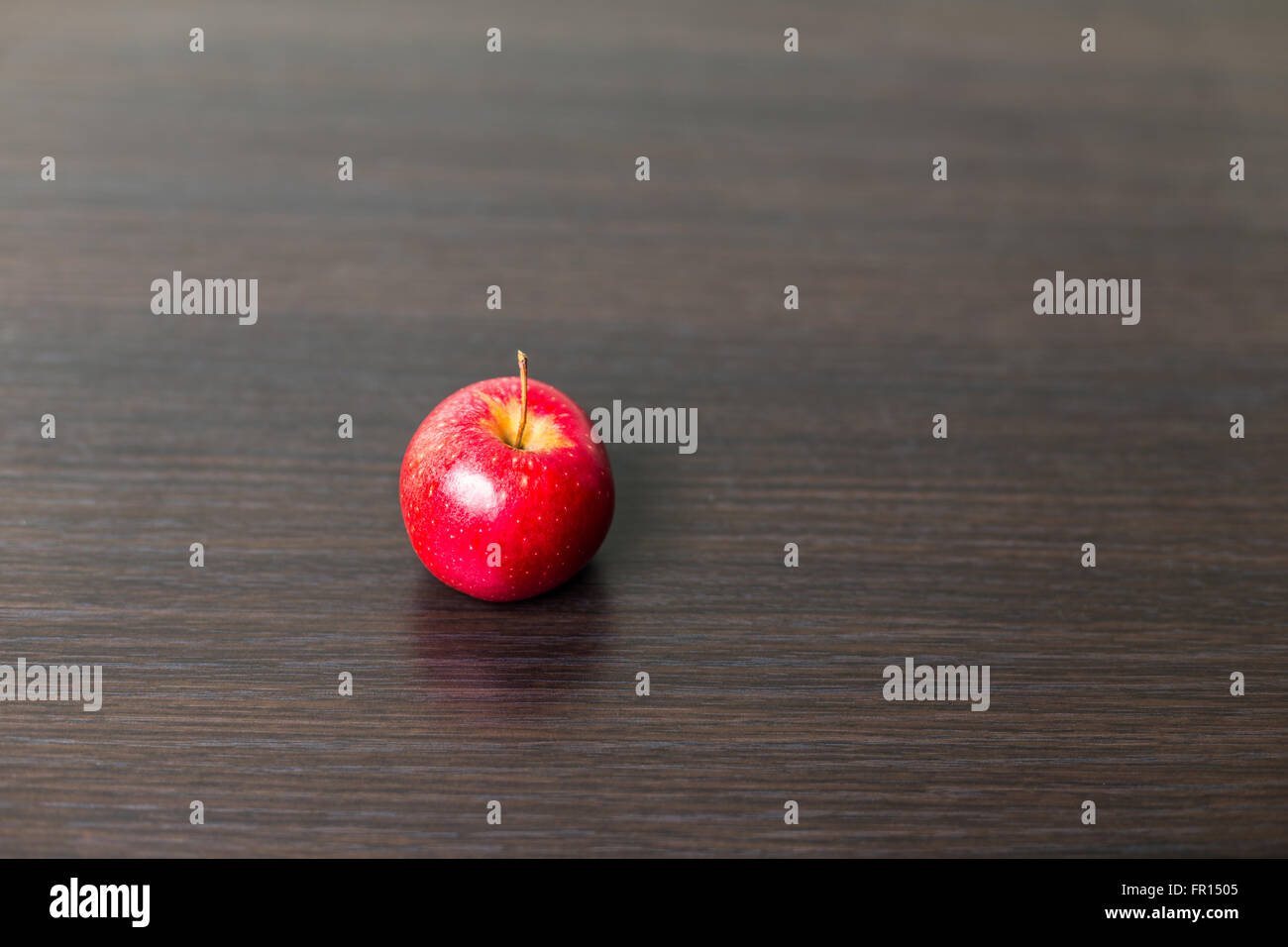 One apple table hi-res stock photography and images - Alamy