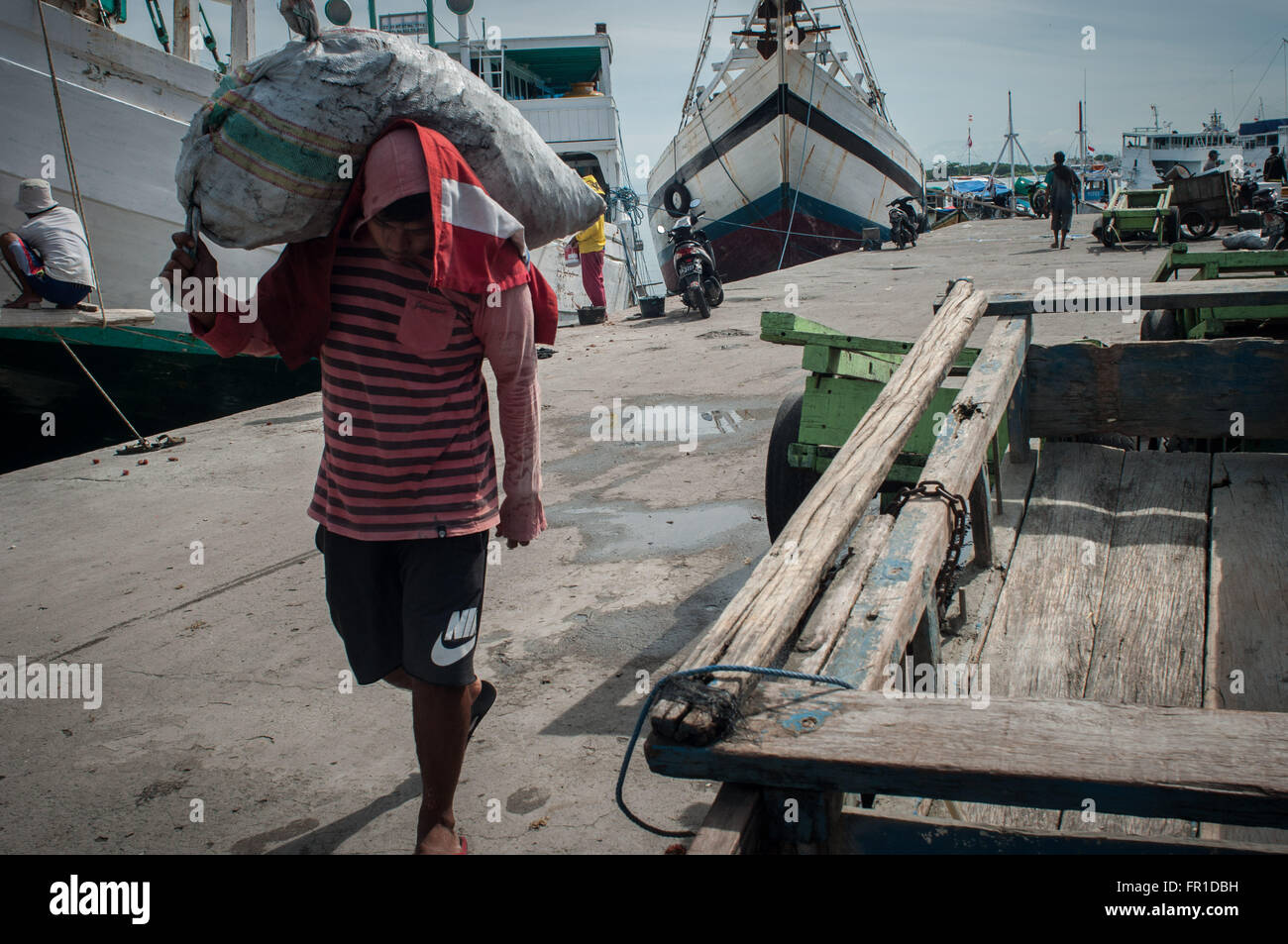 Seaport worker hi-res stock photography and images - Alamy