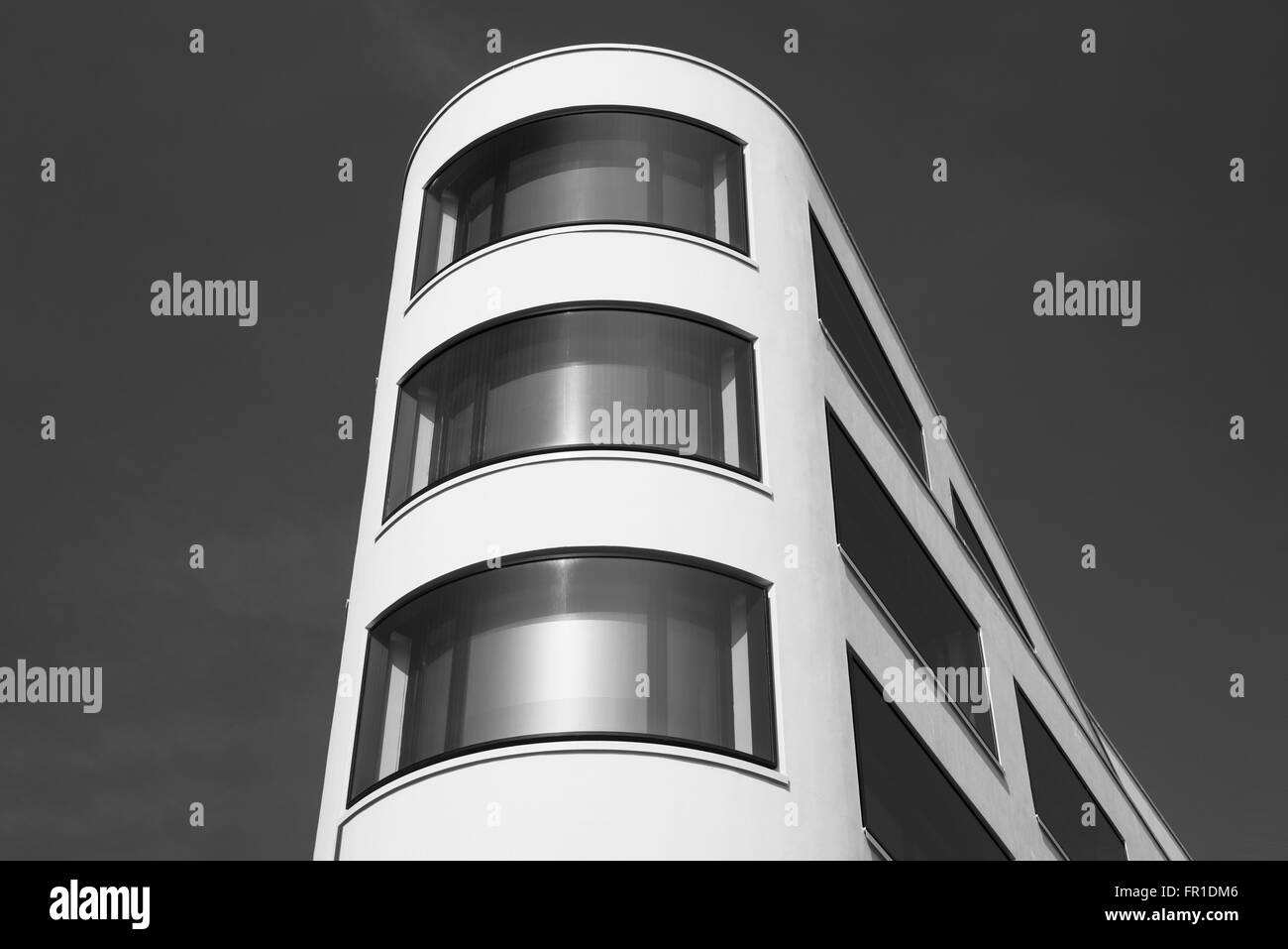 Curved building facade hi-res stock photography and images - Alamy