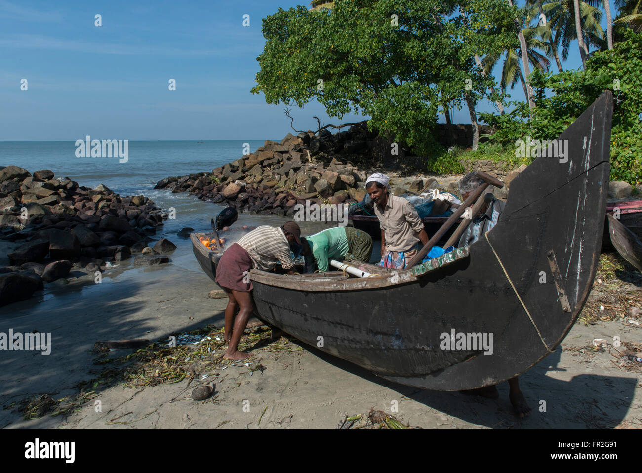 Fishermen Unloading Boat, Kochi - Cochin Stock Photo - Alamy