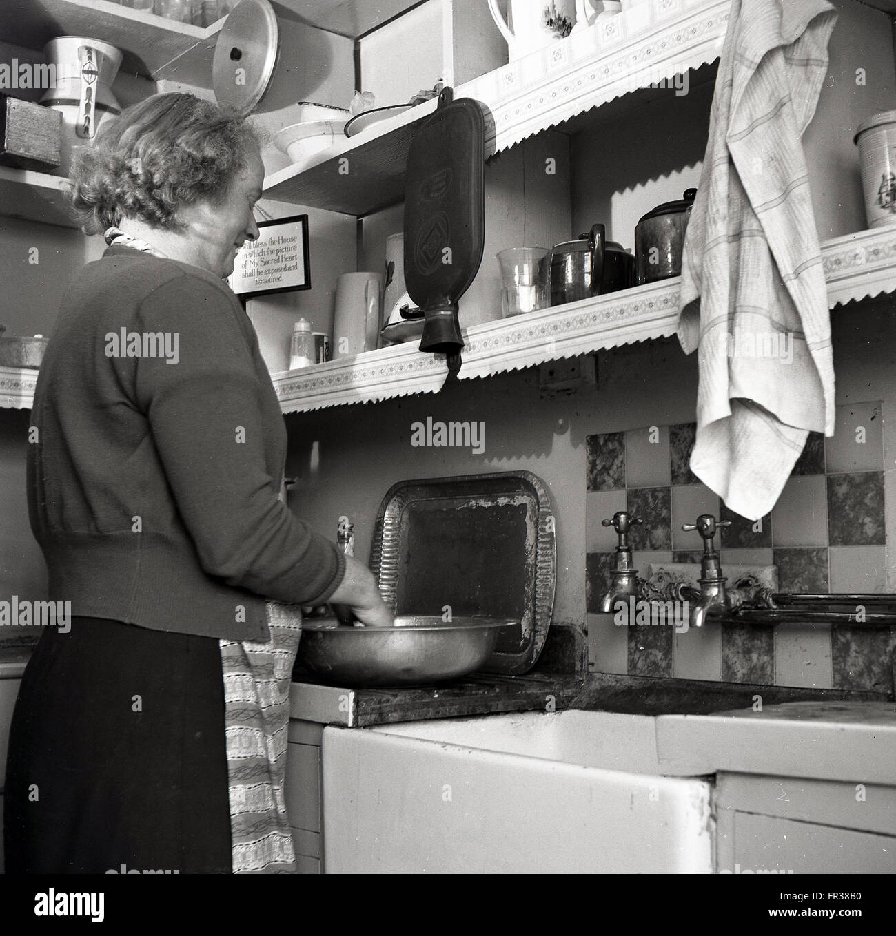 1950s woman apron hi-res stock photography and images - Alamy