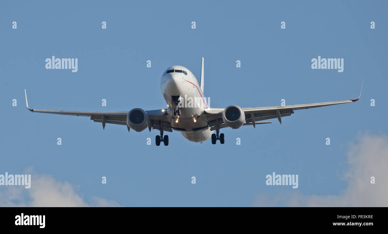 Boeing 737 arriving at london heathrow airport hi-res stock photography ...